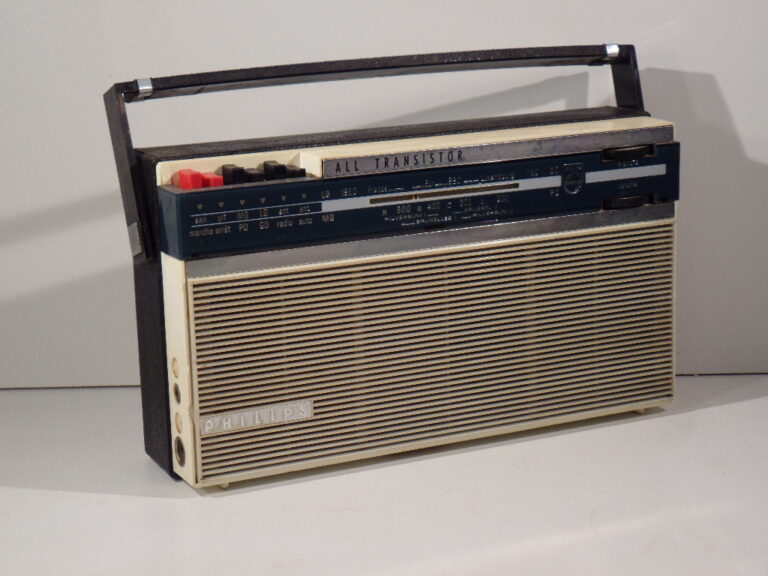 DRAAGBARE RADIO'S - HET VERZAMELMUSEUM